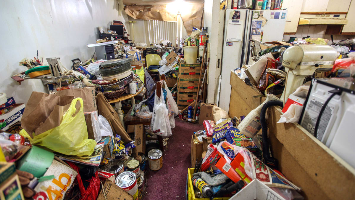 A Graveyard of Junk | Hoarding: Buried Alive On Discovery Life