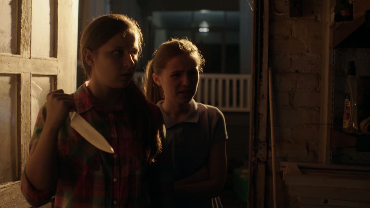 Girls Believe Their Dead Mother Is Haunting Them After Séance - Your ...