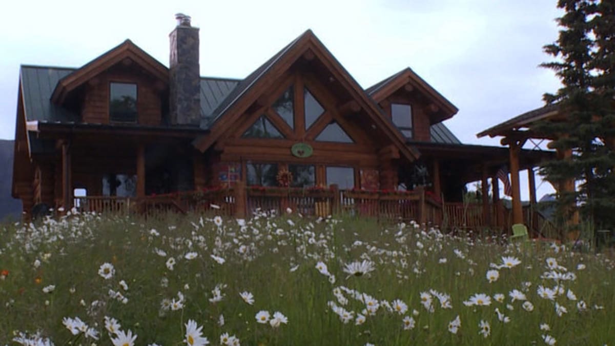 This Million Dollar Alaskan Home Sits on a Glacier and It's Insane ...